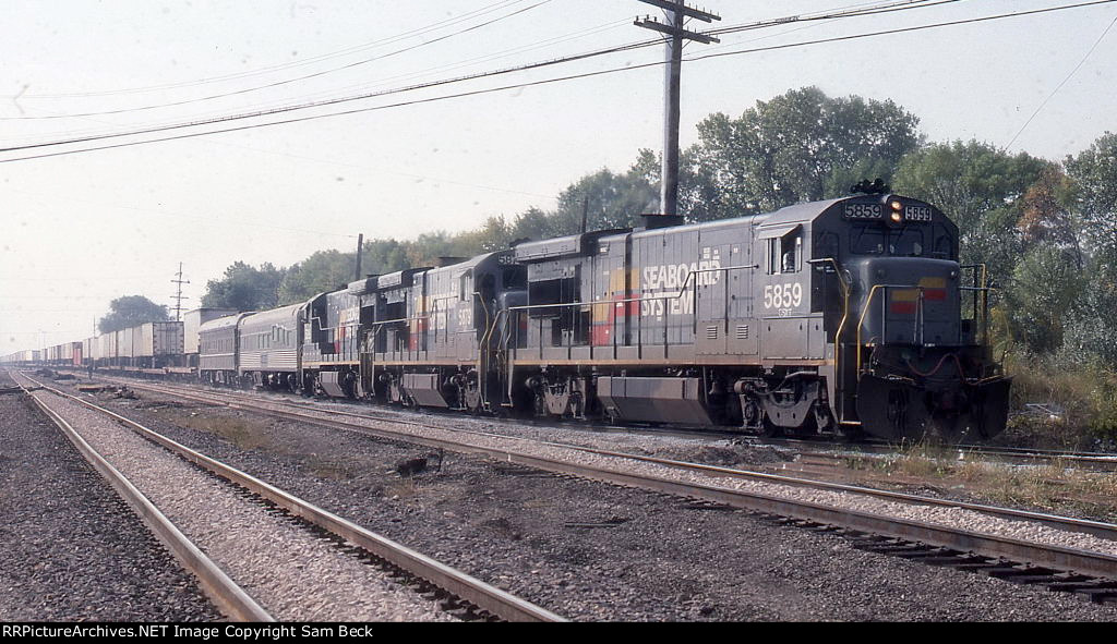 CSX 5859, 5879, and 5895 on #122